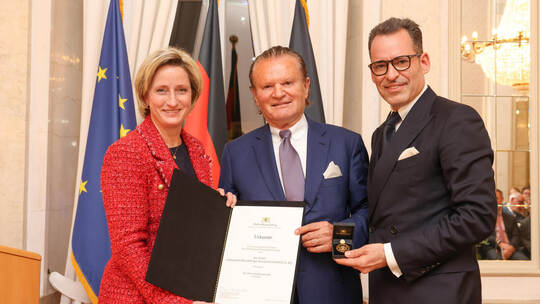 Schönheit aus Pforzheim: Wirtschaftsmedaille für La Biosthétique ...