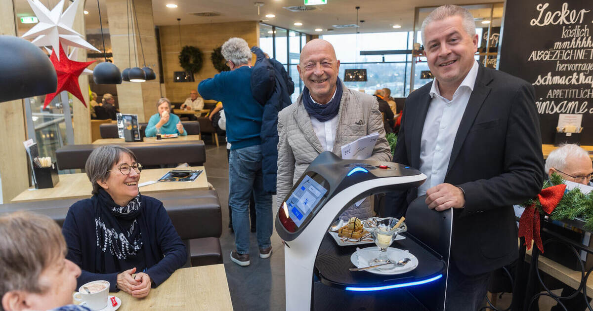 Roboter bedient ab sofort Gäste im Möbelzentrum Pforzheim - Wirtschaft ...