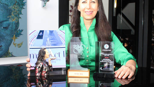 Autorin Isabelle Müller aus Kapfenhardt erhält vietnamesischen ...