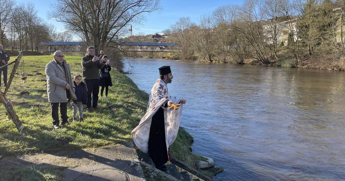 Orthodoxe Christen segnen zum Jahresanfang die Enz in Eutingen ...