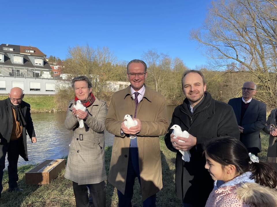 Orthodoxe Christen segnen zum Jahresanfang die Enz in Eutingen - Pforzheim - Pforzheimer-Zeitung
