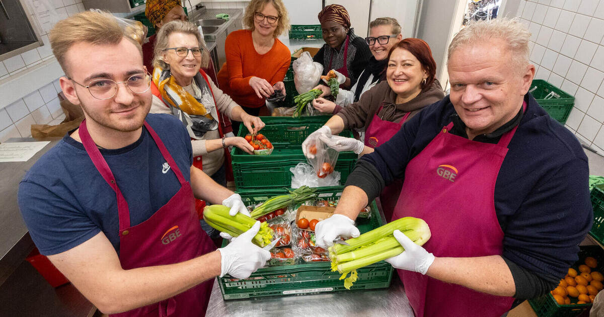 CDU und Die Linke im Einsatz: Frank Daudert und Marvin Weiß helfen bei ...
