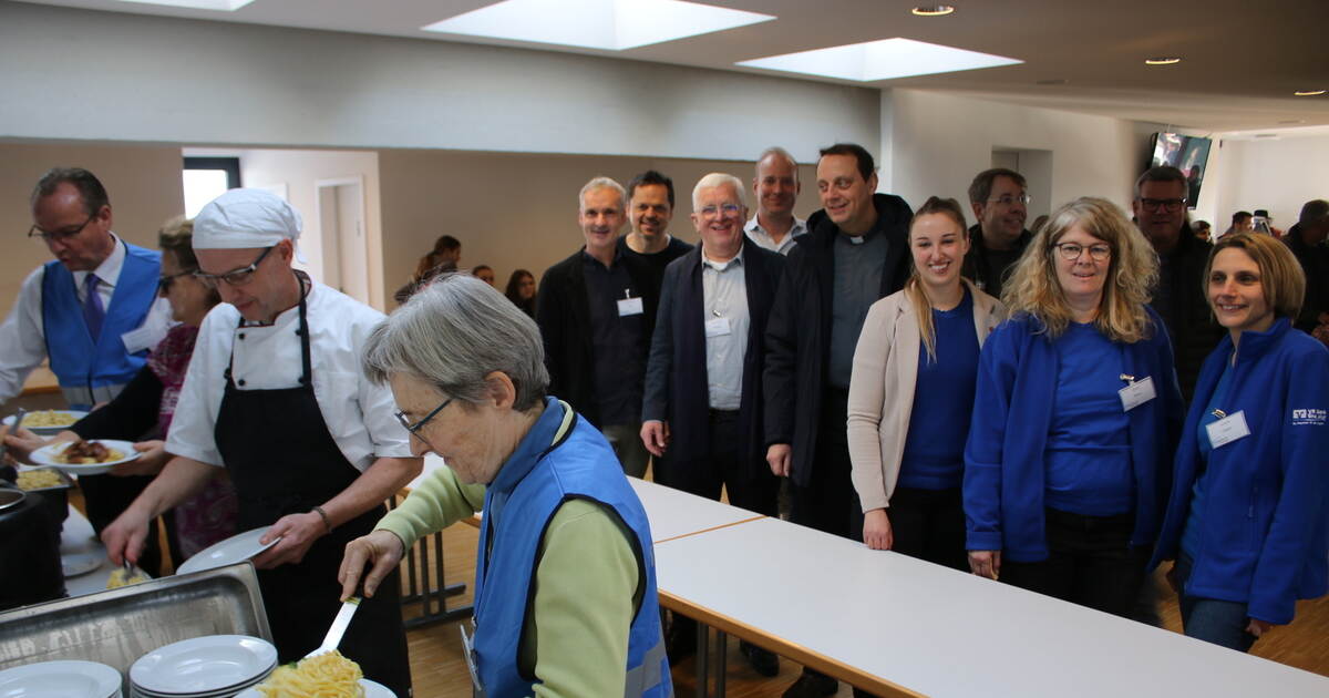 Remchinger Vesperkirche lädt alle an den Tisch - Region - Pforzheimer ...