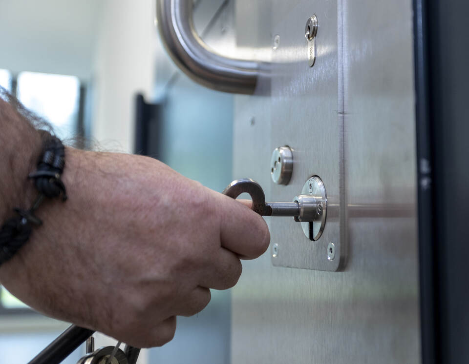 Duschen im Gefängnis: Insassen beklagen Mängel, JVA Heimsheim plant ...