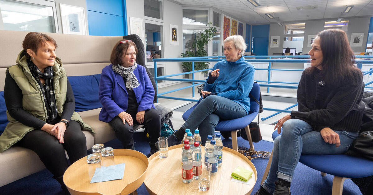 Schockdiagnose Brustkrebs: Frauen tauschen sich in Selbsthilfegruppe ...