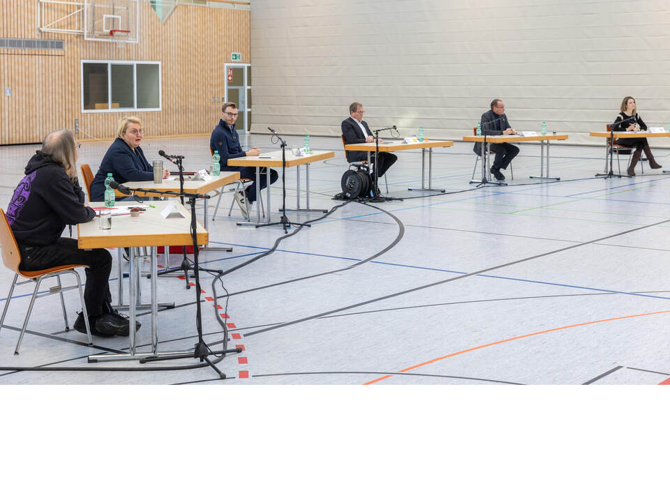 Hitzige Diskussionen in der Stadthalle: Das Gymnasium Neuenbürg in ...