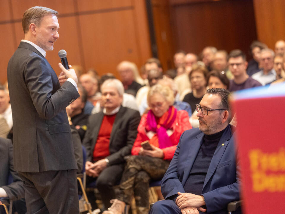 Christian Lindner im CCP: Torte auf die Hand statt ins Gesicht ...