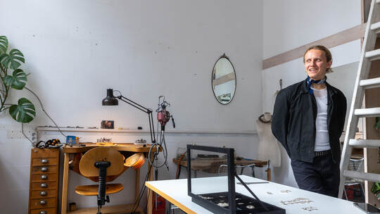 Bling-Bling mit Seele: Pforzheimer Schmuckdesigner Georg Schiller ...