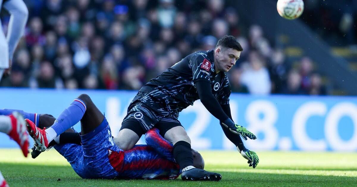 Nach bösem Foul: Mateta unterstellt Torwart keine Absicht - Sport ...