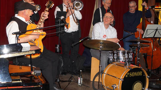Voller Swing und Lebensfreude: Penthouse-Jazzband feiert 50-jähriges Bestehen im Domicile ...