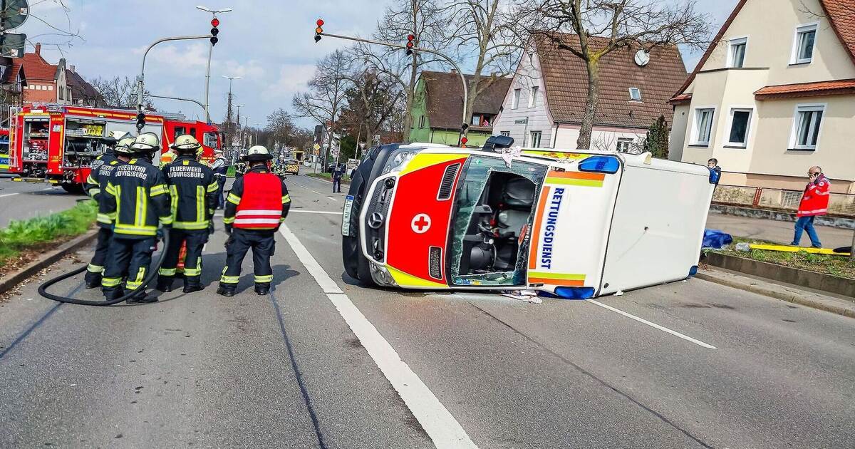 Rettungswagen kippt bei Unfall um - fünf Verletzte - Baden-Württemberg - Pforzheimer-Zeitung