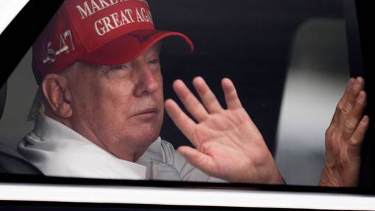 Trump sauer auf Putin - Droht Moskaus Ölkunden mit Zöllen - Politik ...