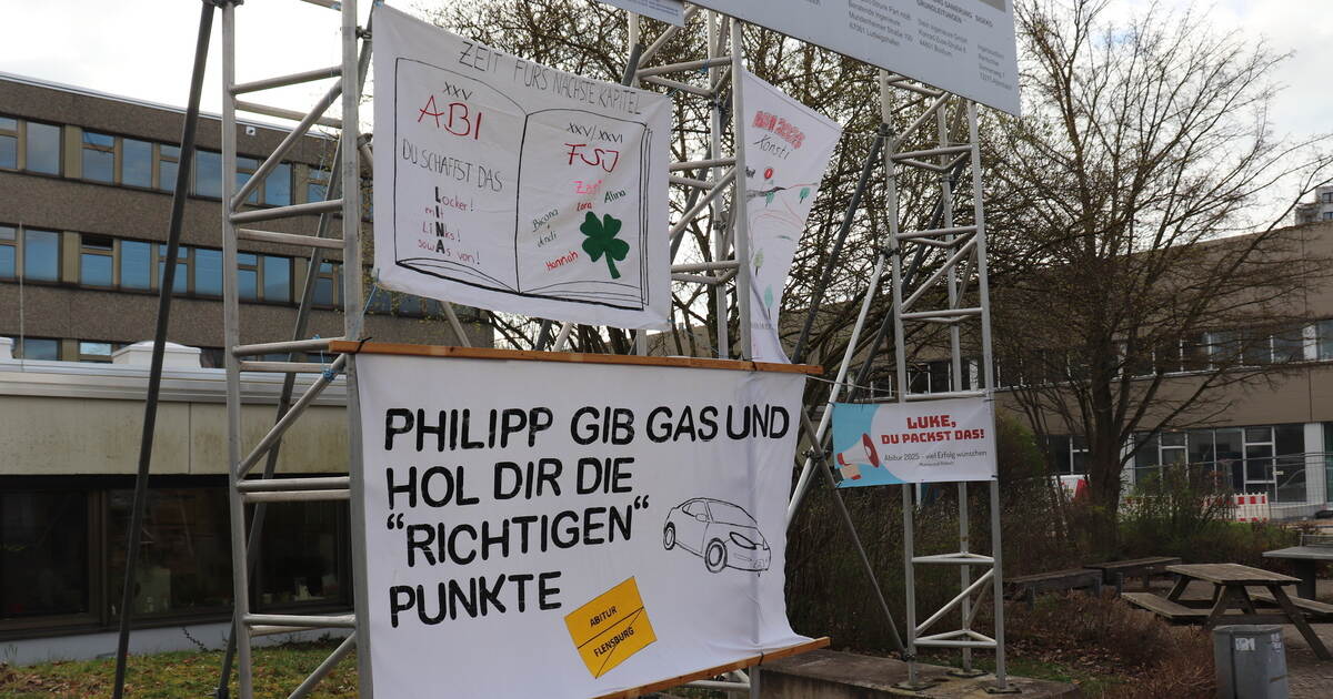 Bunte Plakate an der Heinrich-Wieland-Schule: Die Abiturprüfungen gehen ...
