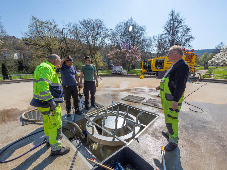 Im Pforzheimer Stadtgarten: Spezialfirma muss brennbaren Stoff aus ...
