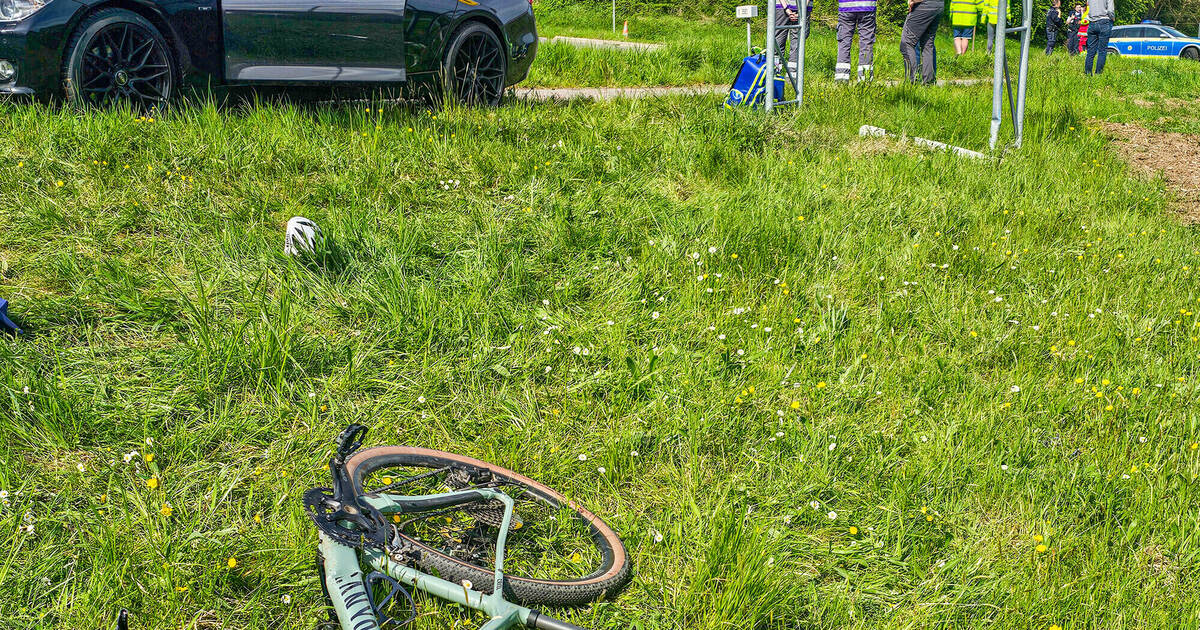 Radfahrerin stirbt nach Zusammenstoß mit Auto noch an der Unfallstelle bei Ittersbach - Region ...
