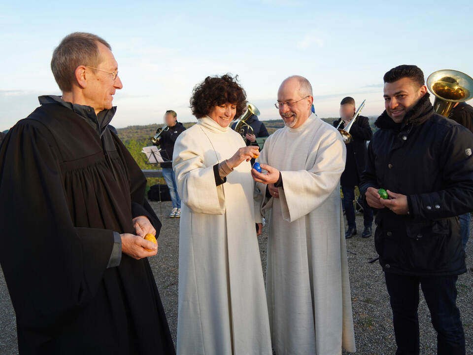 Frühes Gebet in alle Himmelsrichtungen: Christen treffen sich auf dem ...