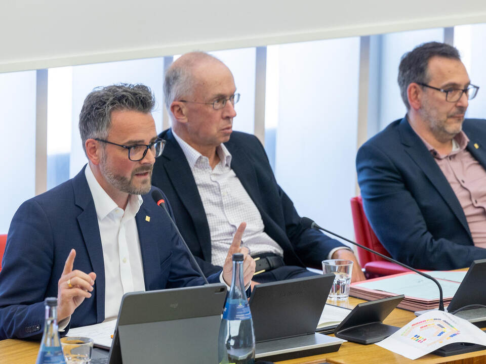 Nach OB-Wahl in Pforzheim: Erste Gemeinderatssitzung nach Wiederwahl ...
