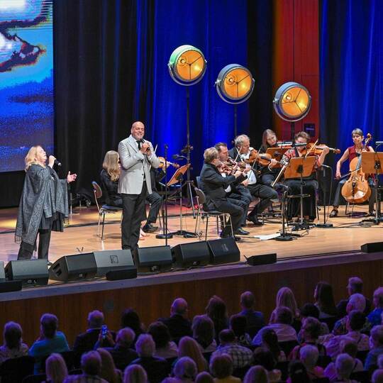 Mit Tenor und Trompete: Jay Alexander aus Eisingen bei „Immer wieder sonntags“ - Region ...