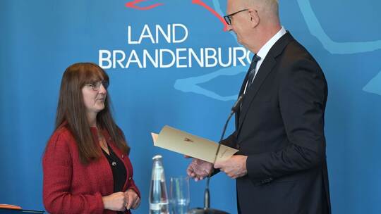 «Traum begraben» - Brandenburgs Innenministerin tritt zurück - Politik ...