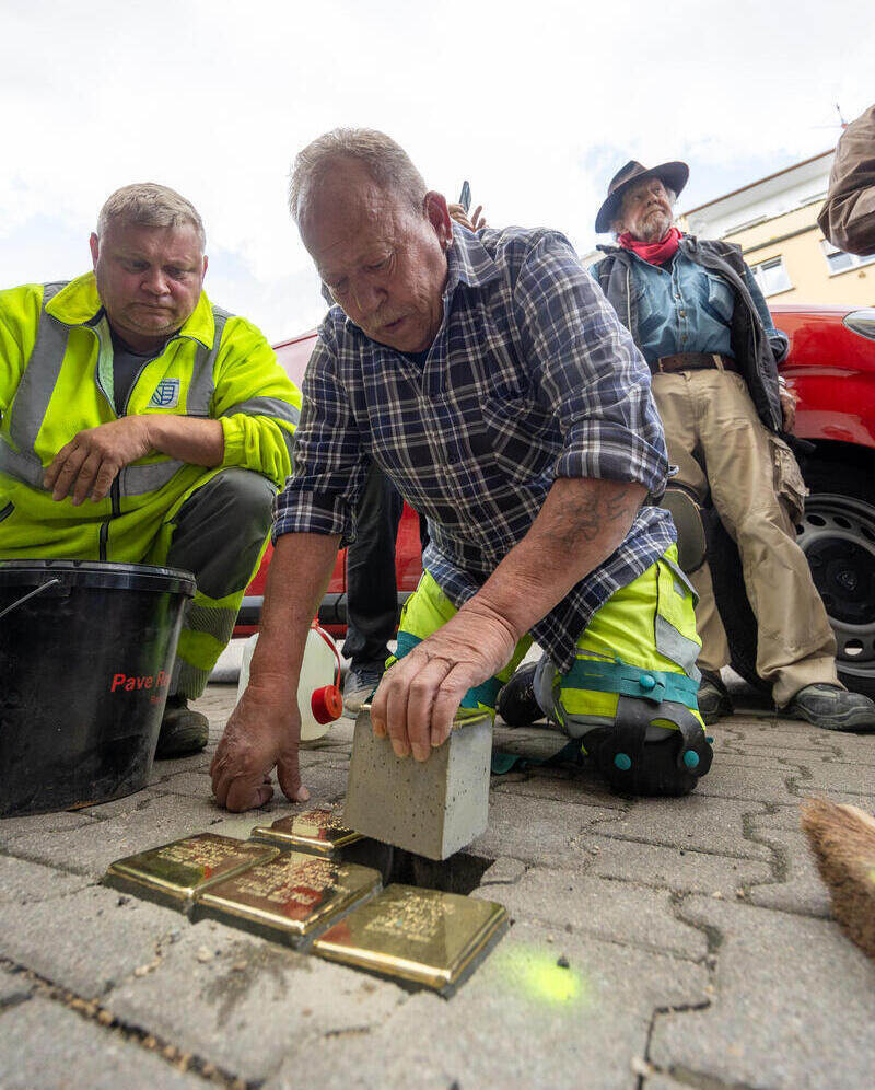 Ihre Namen bleiben unvergessen: 22 neue Stolpersteine in Pforzheim ...