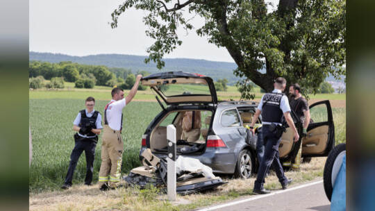 Schwerer Unfall auf Kreisstraße bei Mühlhausen - Bildergalerie - Pforzheimer-Zeitung