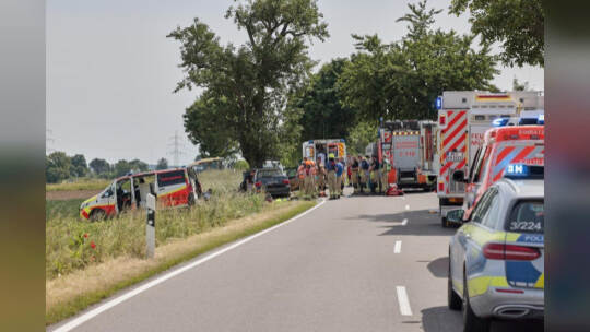 Schwerer Unfall auf Kreisstraße bei Mühlhausen - Bildergalerie - Pforzheimer-Zeitung