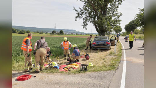 Schwerer Unfall auf Kreisstraße bei Mühlhausen - Bildergalerie - Pforzheimer-Zeitung