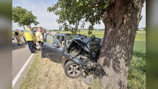 Schwerer Unfall auf Kreisstraße bei Mühlhausen - Bildergalerie - Pforzheimer-Zeitung