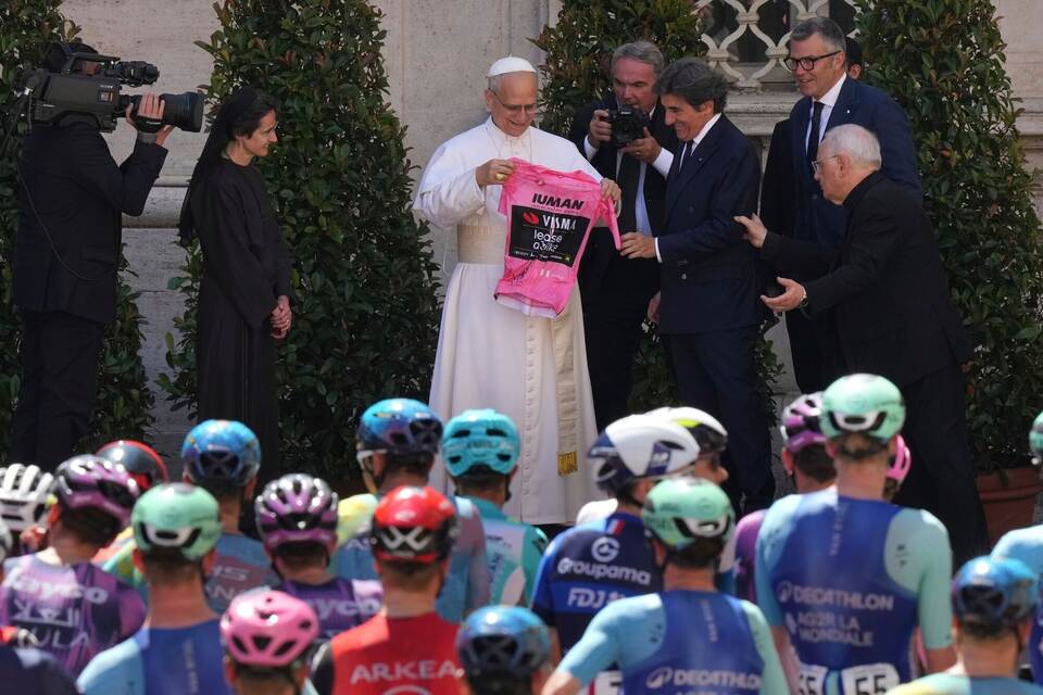 «Besser wird's nicht»: Papst-Audienz und Giro-Sieg für Yates - Sport ...