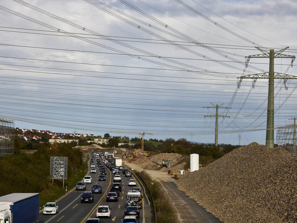 Liebesgrüße an der Großbaustelle: Nette Botschaft ziert Strommast an ...