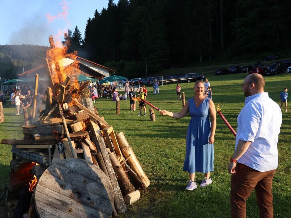 Enzklösterle feiert die Sommersonnenwende erstmals an neuem Platz ...