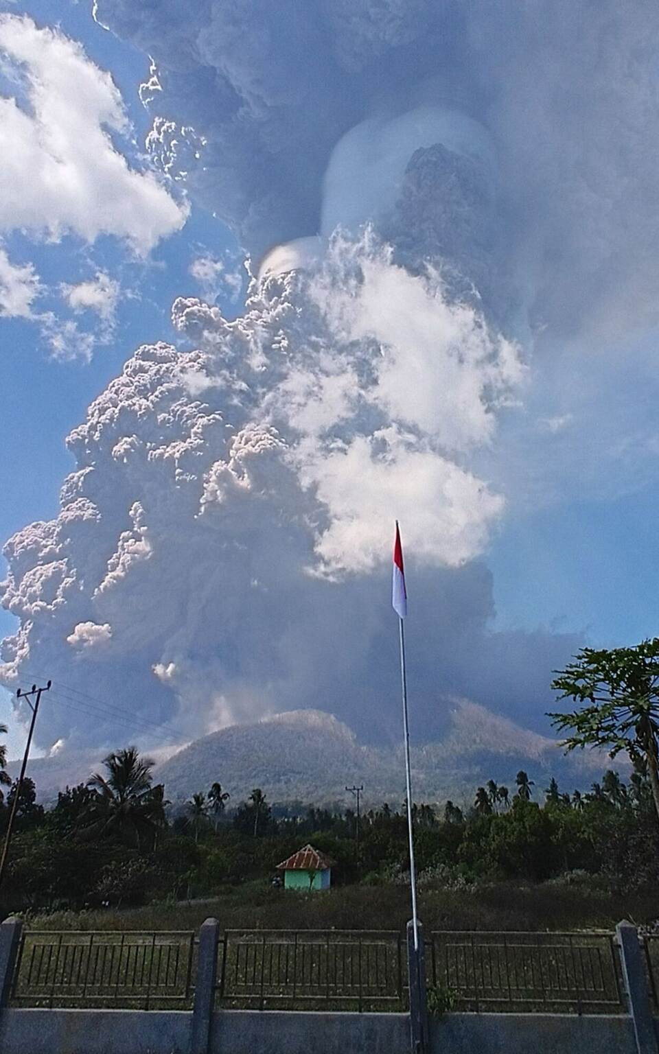 Indonesischer Vulkan spuckt 18.000 Meter hohe Aschesäule - PZ-news.de ...