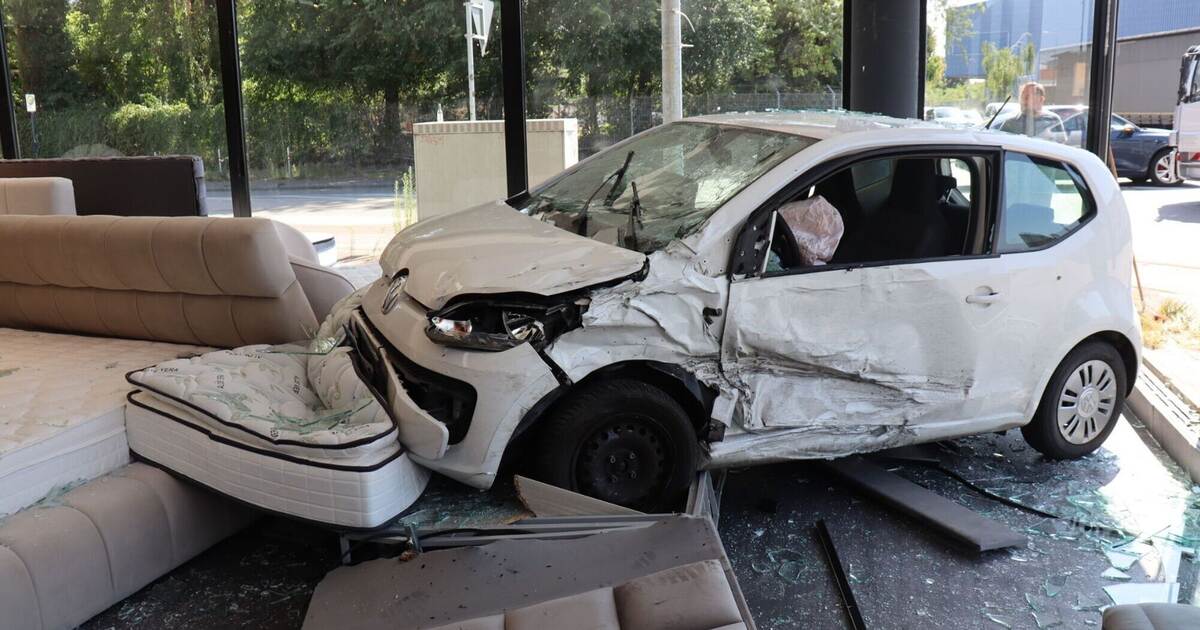 Auto bleibt nach Unfall in Möbelladen stehen - Baden-Württemberg ...