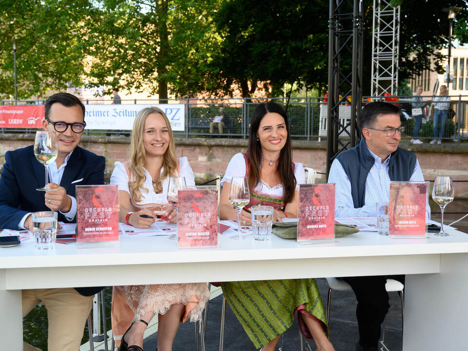Auftakt der schwimmenden Bühne in der Enz: Modenschau und Wahl der ...