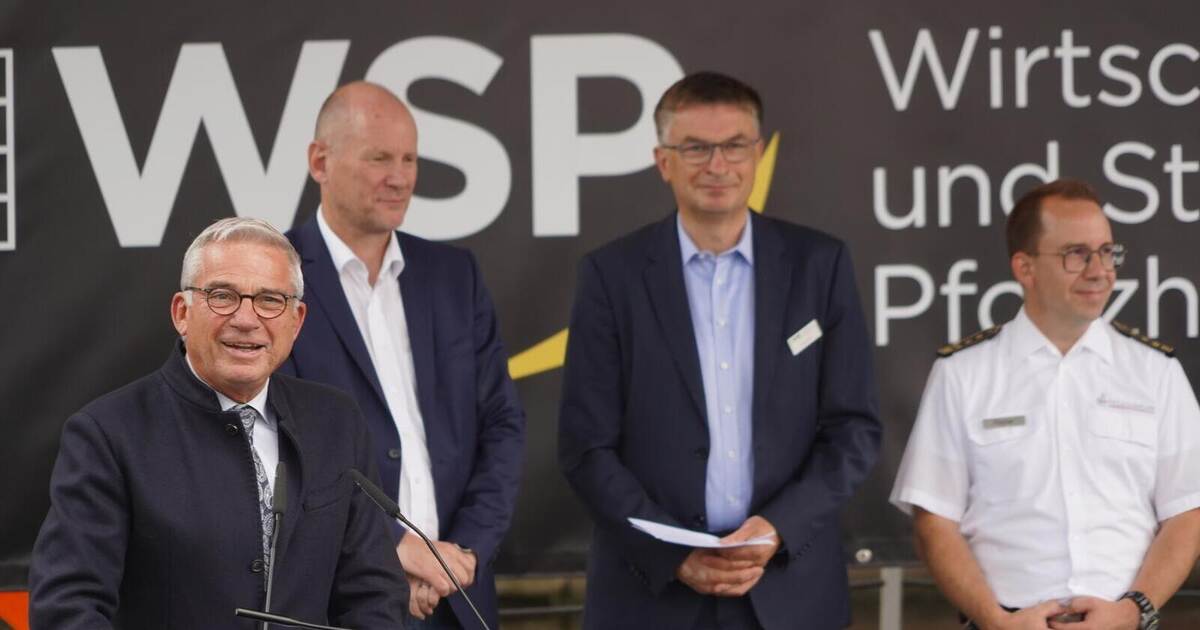 Enz live in Pforzheim: Zum Abschluss gehört die schwimmende Bühne dem ...