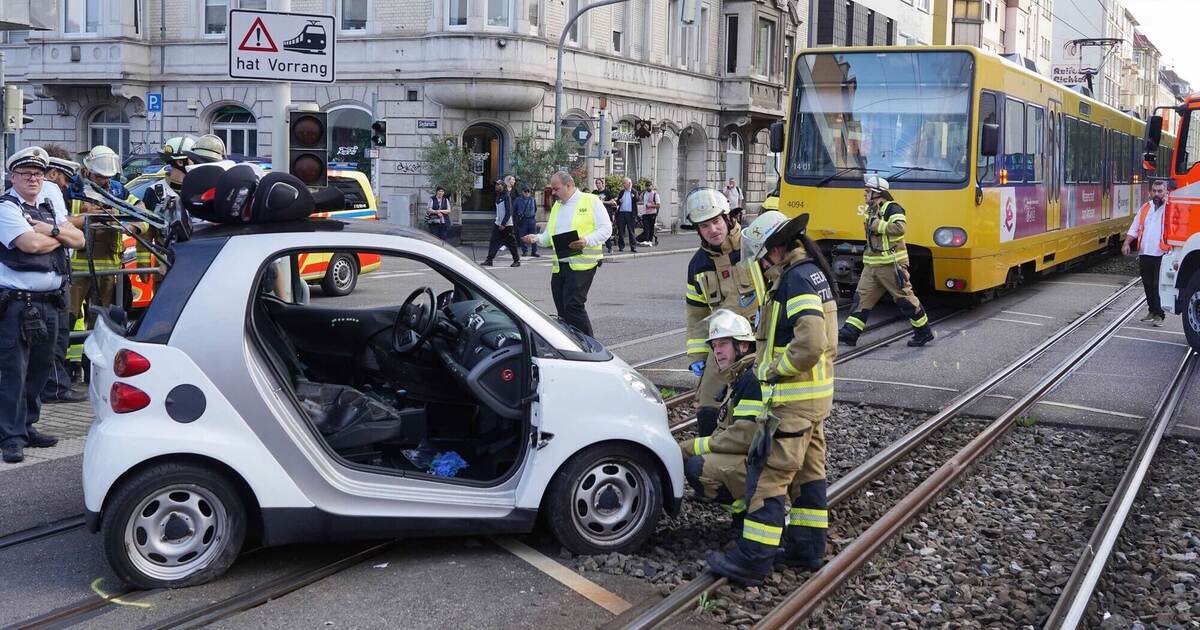 Stadtbahn kollidiert mit Auto – Frau schwer verletzt - Baden-Württemberg - Pforzheimer-Zeitung