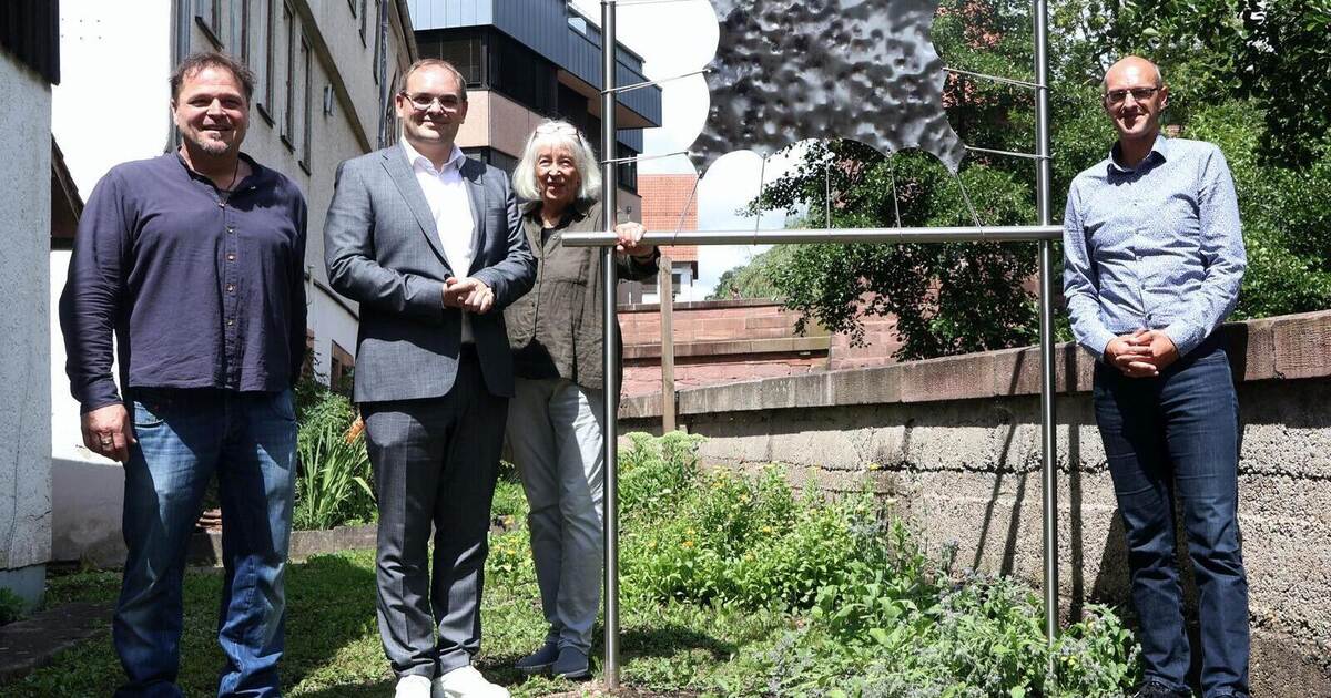Eine Tierhaut aus Edelstahl ziert jetzt einen Museumshof in Calw ...