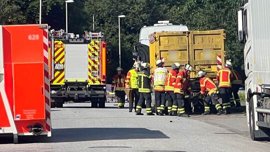 Zwei Fahrer sterben bei schwerem Lastwagen-Unfall in Kiel - PZ-news.de ...