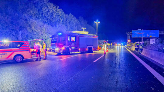 In Bildern: Schwerer Unfall mit brennendem Auto auf A8 bei Pforzheim ...