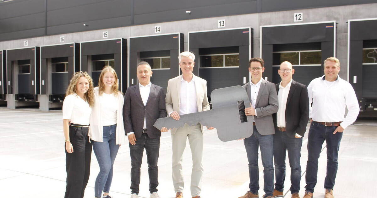 Zwei Fußballfelder große Logistikhalle: Porsche verpackt Ersatzteile ...