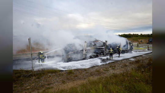 In Bildern: Autotransporter brennt auf A8 bei Pforzheim aus - Bildergalerie - Pforzheimer-Zeitung