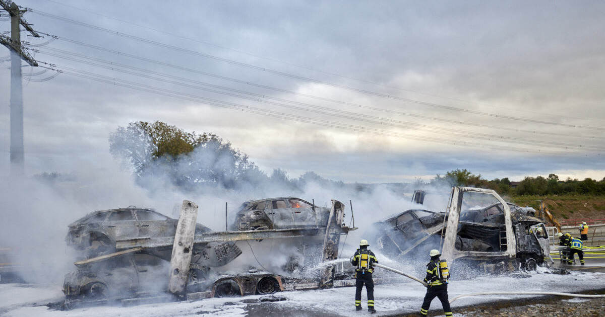 In Bildern: Autotransporter brennt auf A8 bei Pforzheim aus - Bildergalerie - Pforzheimer-Zeitung