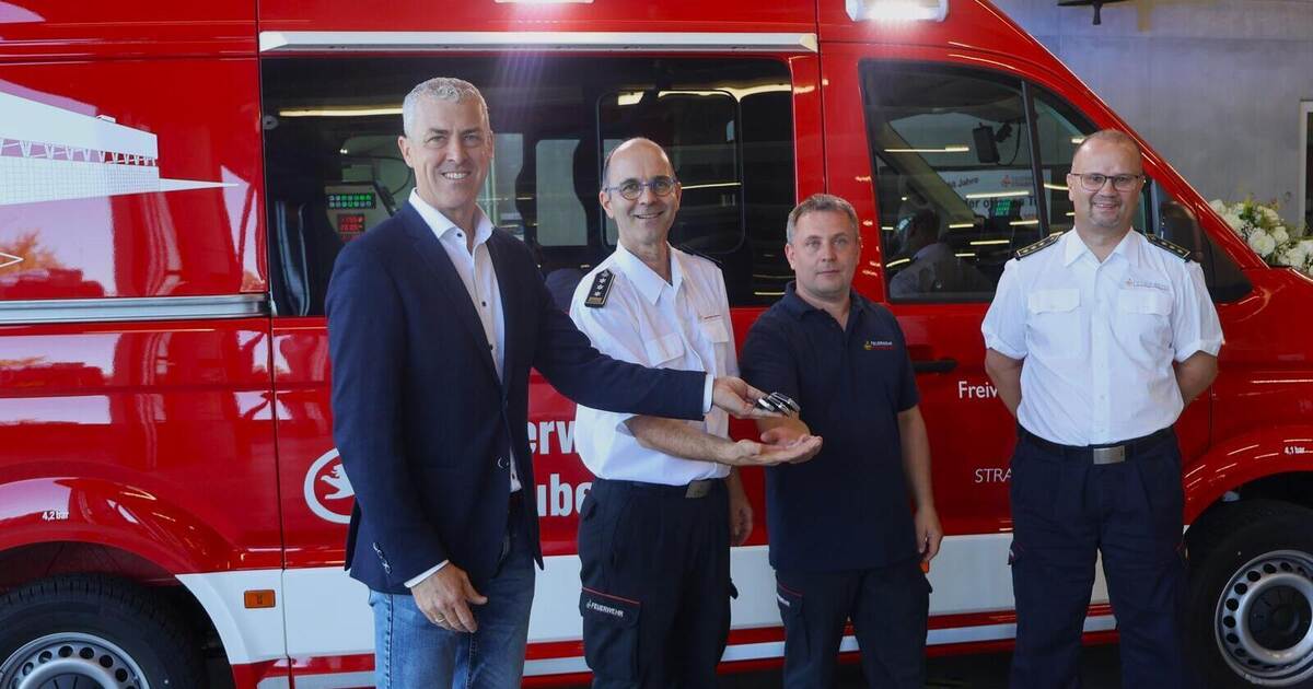 Straubenhardts Feuerwehr feiert neues Einsatzfahrzeug und historischen ...