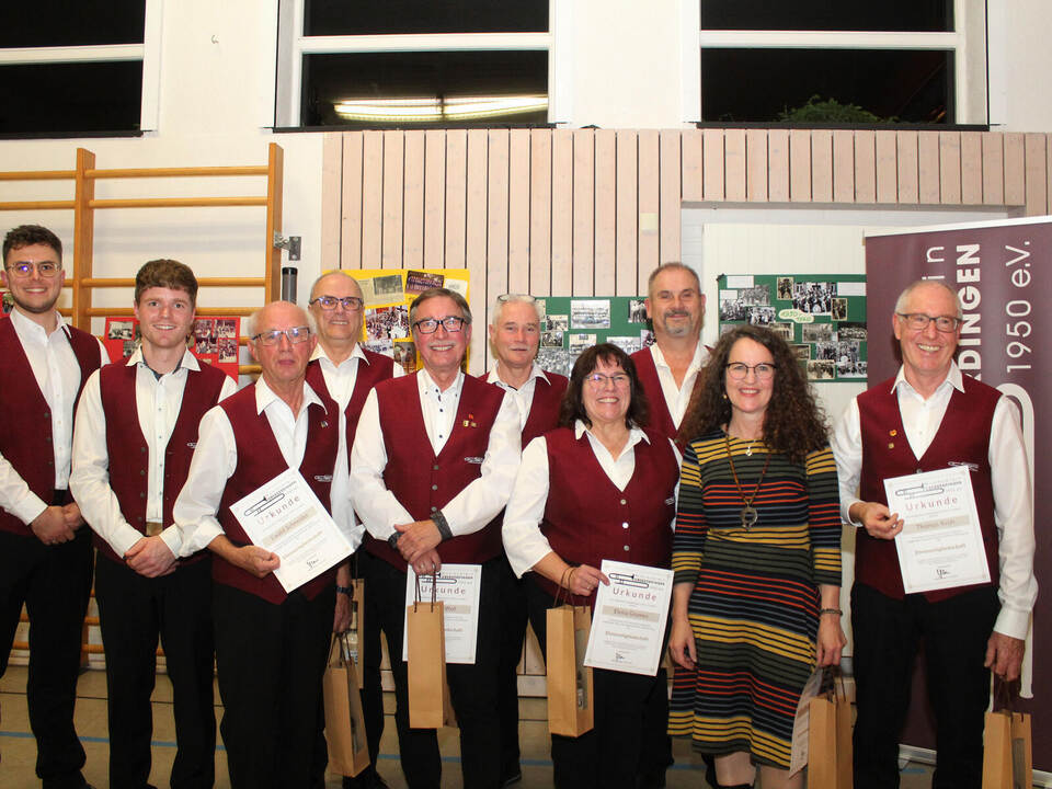 Neue Ehrenmitglieder ernannt: Oberderdinger Musikverein feiert 75 ...