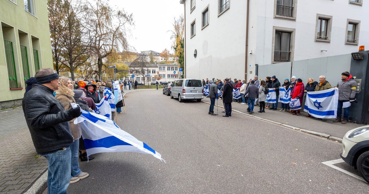 Menschenkette um Pforzheimer Synagoge: Christliches Bündnis setzt ...