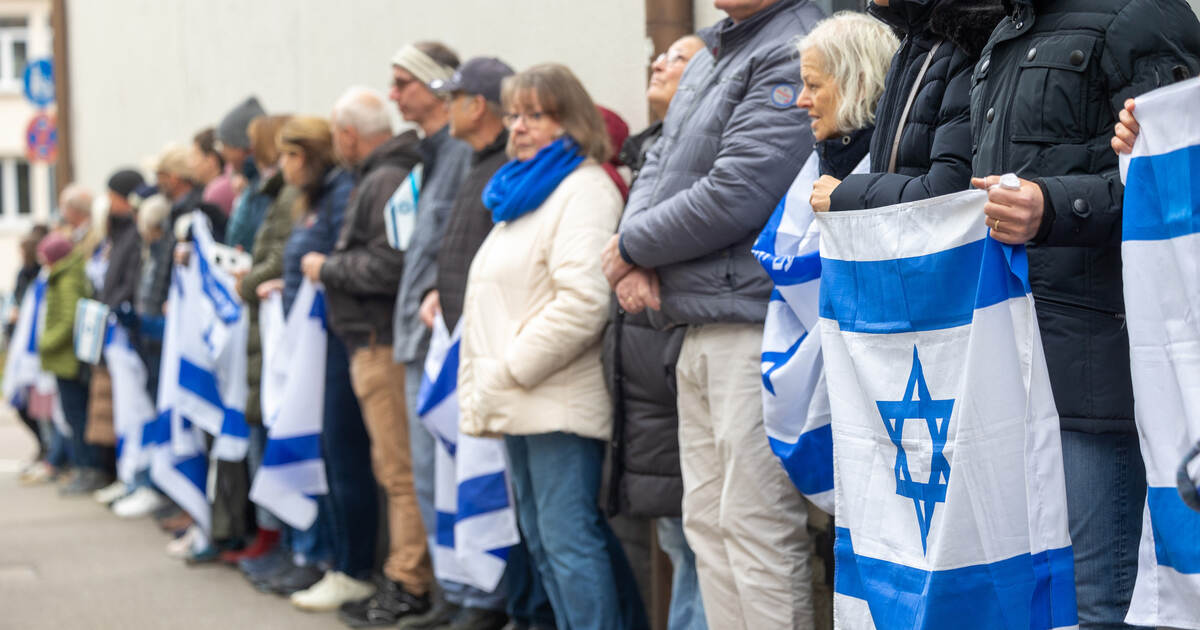 Menschenkette vor der Synagoge in Pforzheim - Bildergalerie ...
