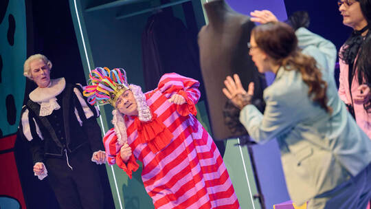 Am Theater Pforzheim: „Des Kaisers neue Kleider“ inszeniert als ...