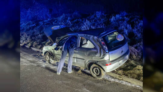 Schwerer Unfall auf B293 bei Bretten: Auto kommt von Straße ab und ...