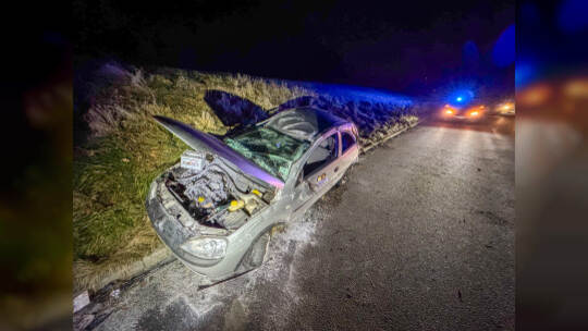 Schwerer Unfall auf B293 bei Bretten: Auto kommt von Straße ab und ...