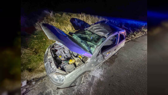 Schwerer Unfall auf B293 bei Bretten: Auto kommt von Straße ab und ...